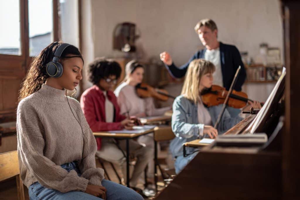 ¿Escuchar música o tenerla de fondo? Educación musical en streaming